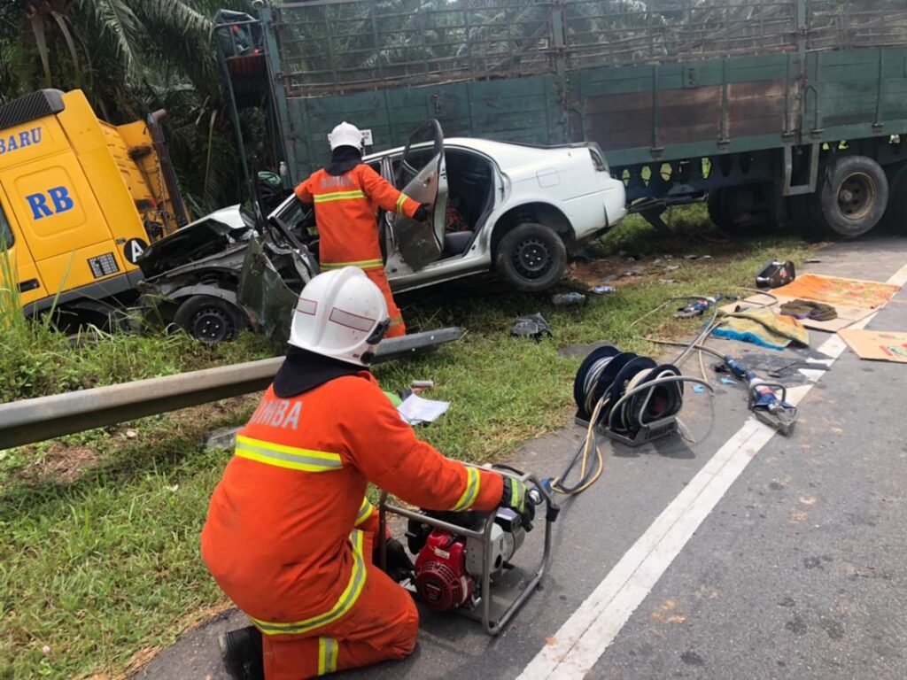 Warga emas maut, kereta dipandu bertembung treler - Utusan Malaysia