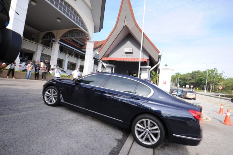 Kereta Neelofa parkir dalam kompleks mahkamah: Peguam kemuka aduan ...