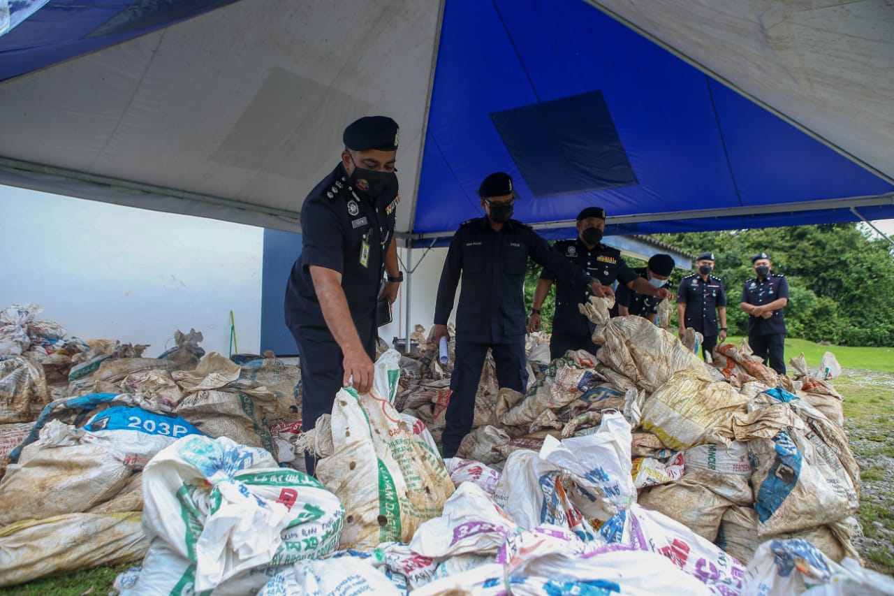 Air, daun ketum bernilai RM192,708 dilupus - Utusan Malaysia