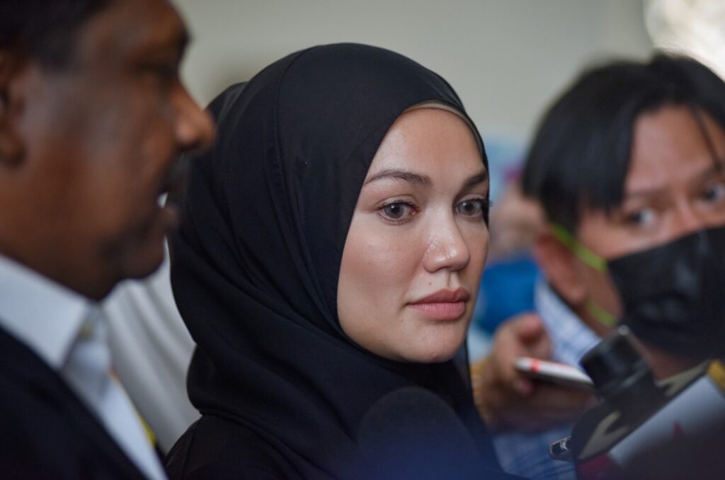 Orang ketiga, perbalahan berpanjangan antara alasan cerai Puteri Sarah ...