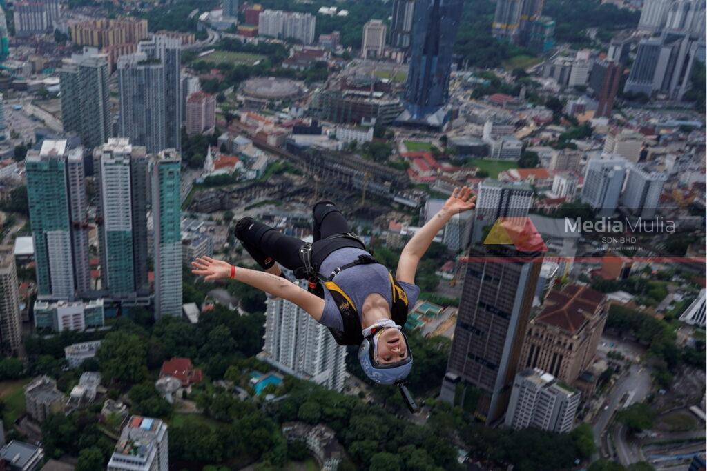 Menara Kuala Lumpur jadi tumpuan penerjun luar negara - Utusan Malaysia