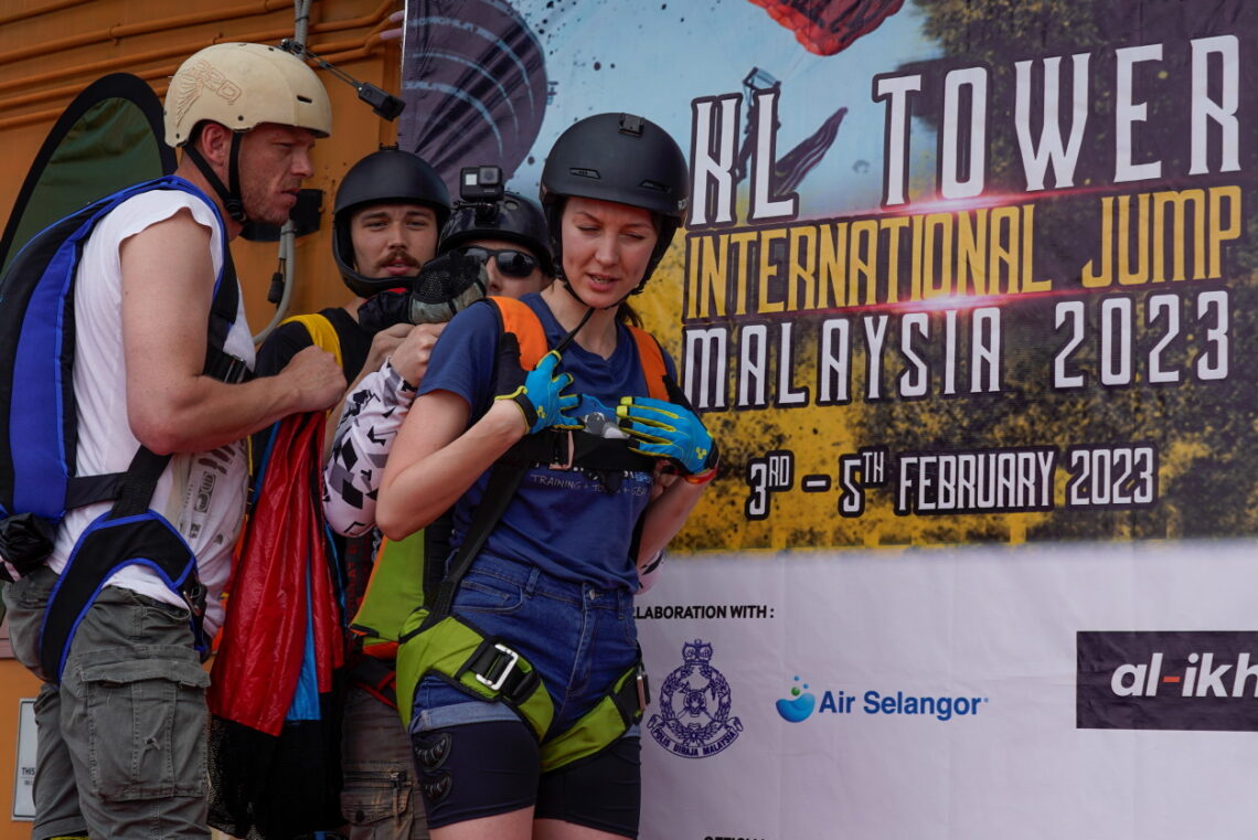 Menara Kuala Lumpur jadi tumpuan penerjun luar negara - Utusan Malaysia