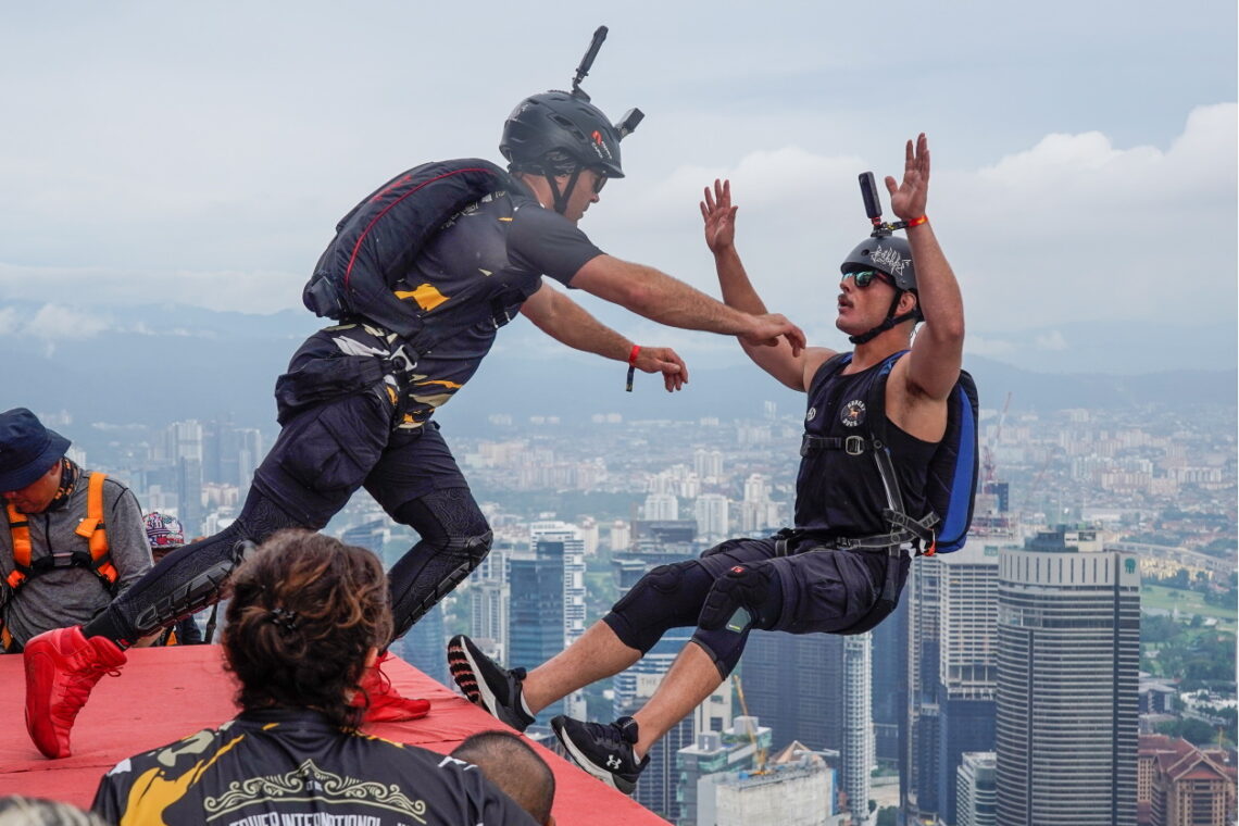 Menara Kuala Lumpur jadi tumpuan penerjun luar negara - Utusan Malaysia