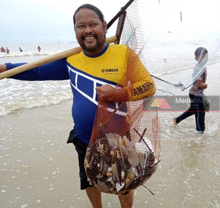 Kerang kampak rezeki penduduk pantai Bachok - Utusan Malaysia