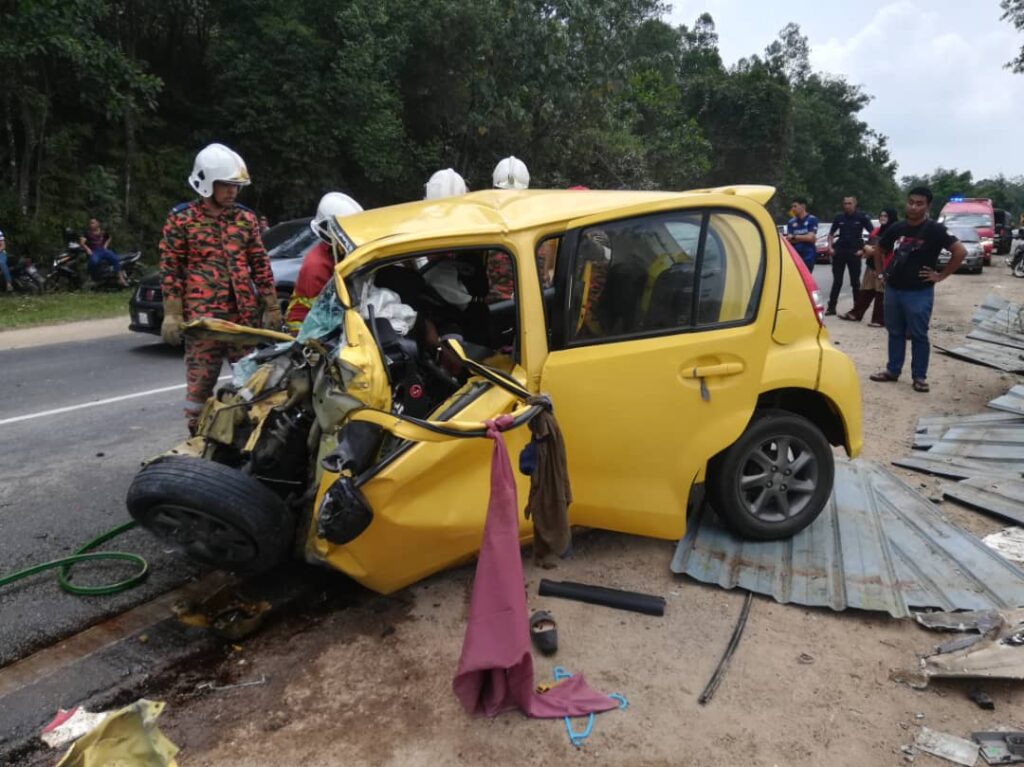 Suami isteri maut, anak cedera kereta bertembung bas ekspres - Utusan Malaysia