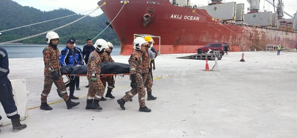 Pemandu terlelap punca lori terjunam dalam laut - Utusan Malaysia