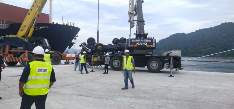 Pemandu maut lori terhumban dalam laut - Utusan Malaysia