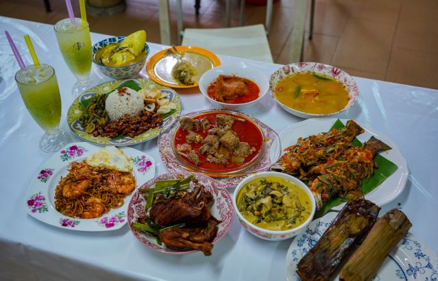 Hasil titik keringat merekalah yang mengisi meja hidangan kita - Utusan Malaysia