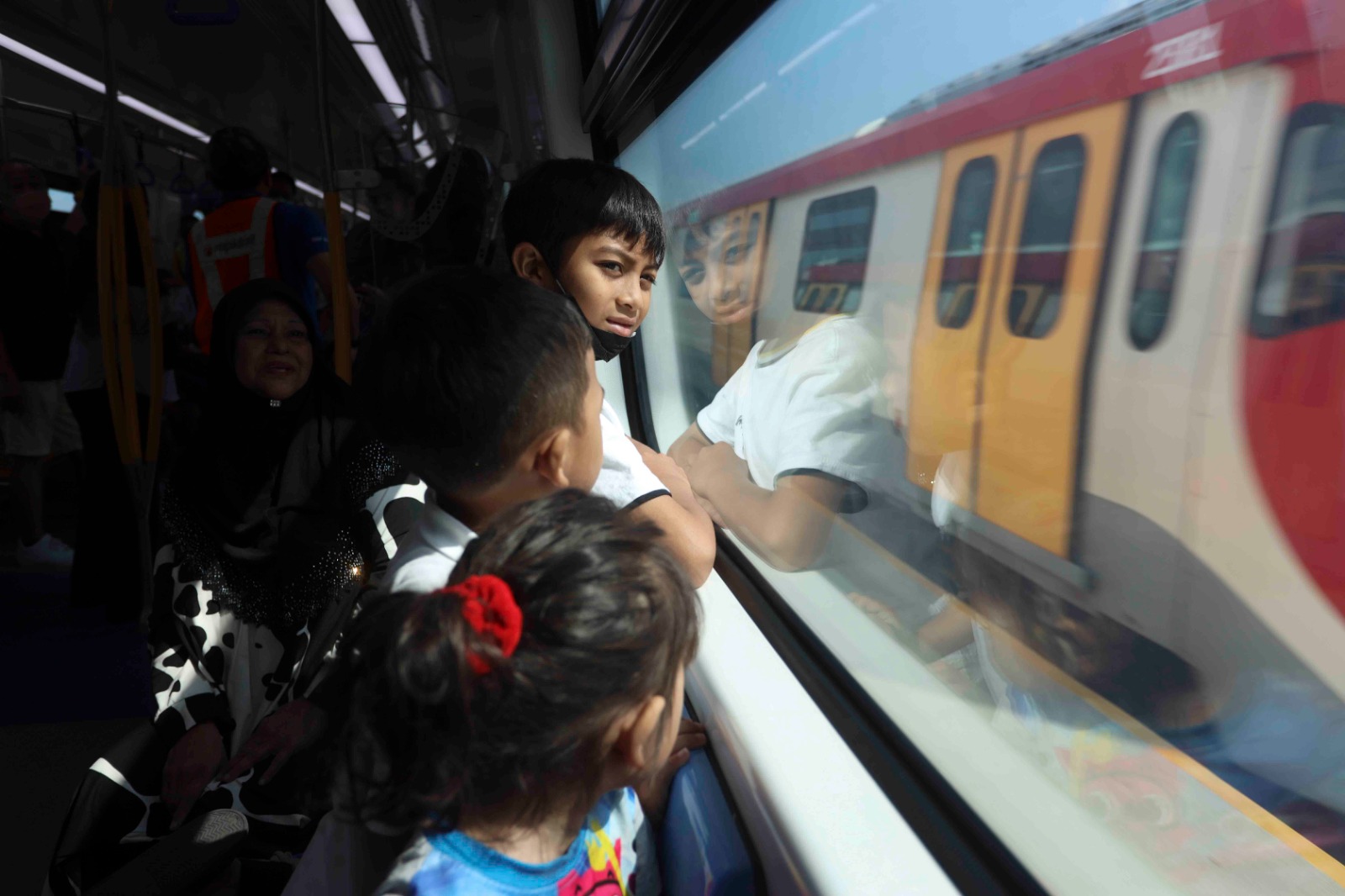 Orang ramai 'serbu' hari pertama MRT Laluan Putrajaya dibuka