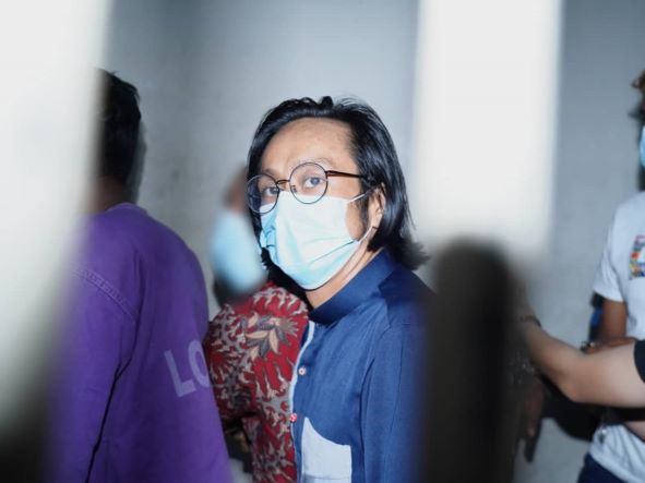 Penyanyi Radhi OAG didakwa cederakan bekas isteri