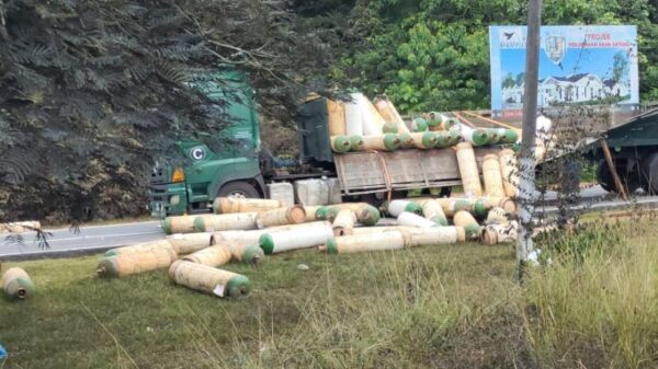 Lori bawa muatan gas amonia terbalik, enam tong bocor