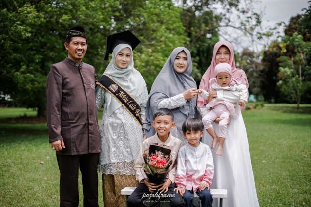 Tempah kain selempang, mortar board rai konvokesyen di Jakarta