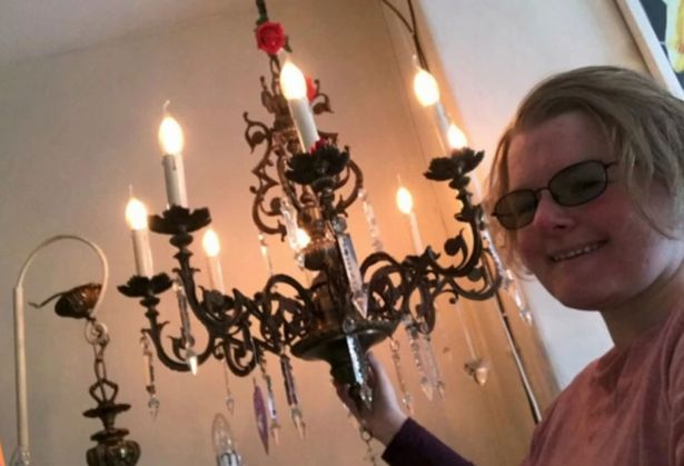 Wanita mahu kahwin dengan lampu chandelier - Utusan Malaysia