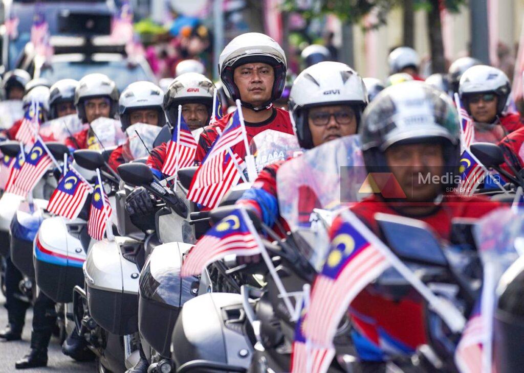 Raptai penuh dan bot dengan Jalur Gemilang - Utusan Malaysia