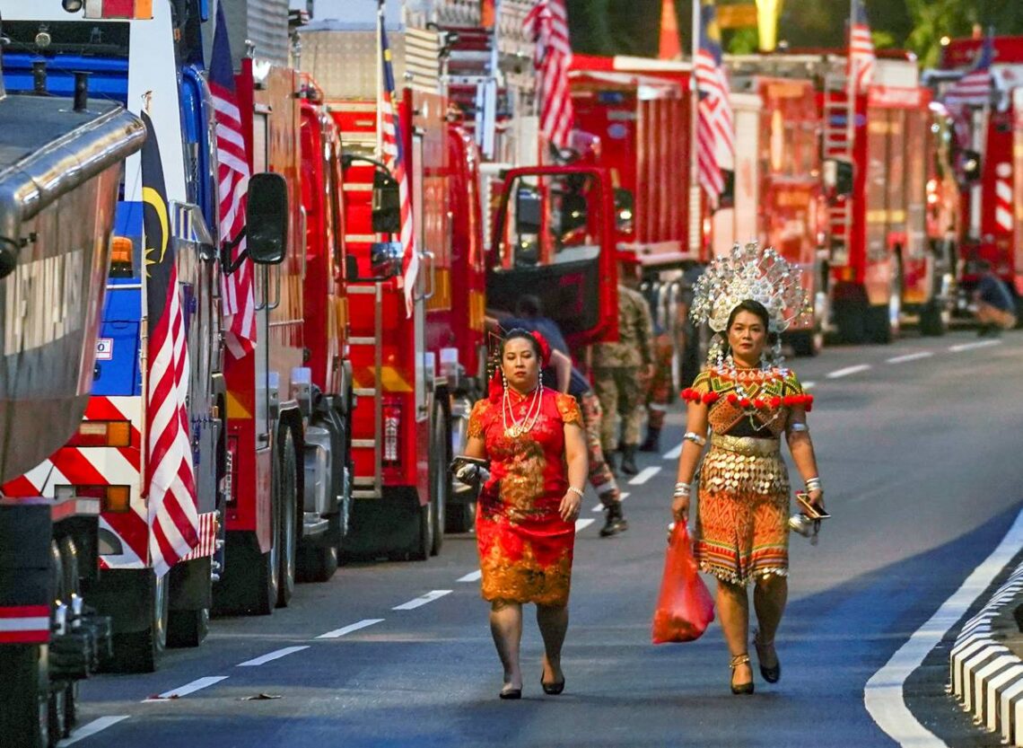 Raptai penuh dan bot dengan Jalur Gemilang - Utusan Malaysia
