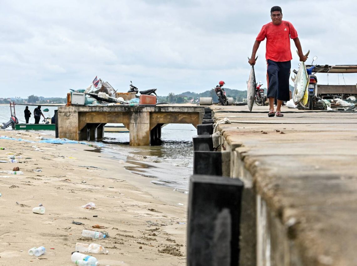 Jeti pelabuhan perikanan cetek di Chendering, Terengganu - Utusan Malaysia