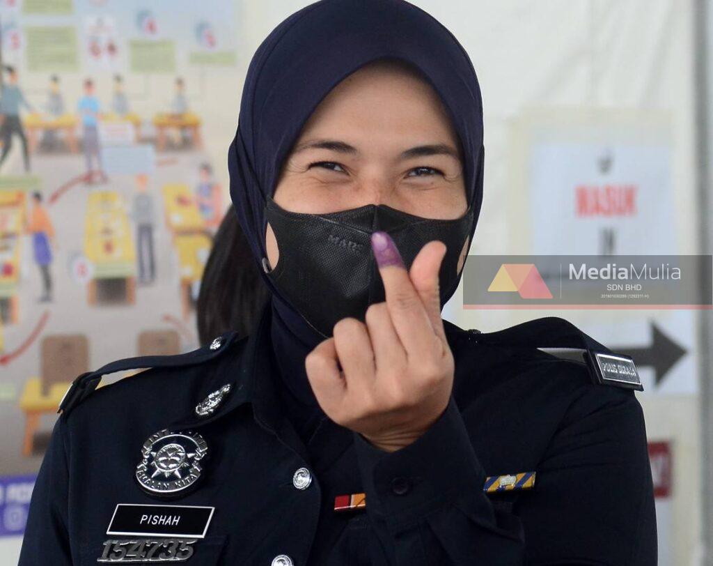 Proses pengundian awal bagi Pilihan Raya Umum Ke-15 - Utusan Malaysia