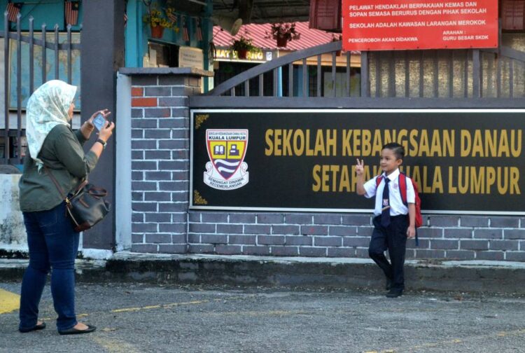 Menjelang sesi persekolahan 2023 - Utusan Malaysia