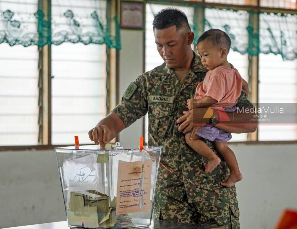 Proses pengundian awal bagi Pilihan Raya Umum Ke-15 - Utusan Malaysia