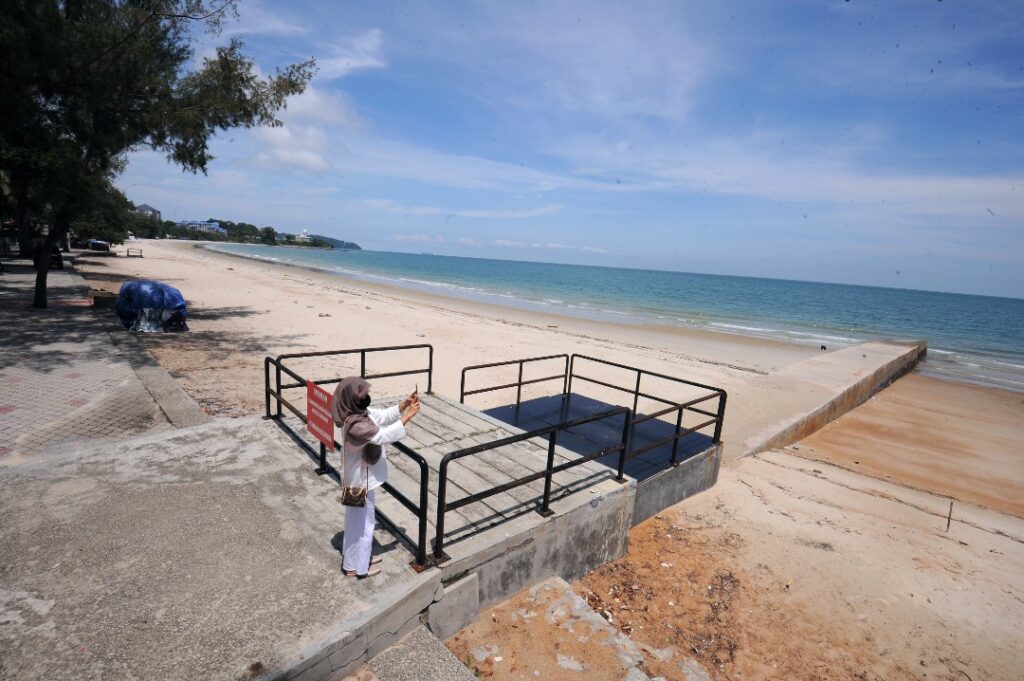 Pengunjung pantai Port Dickson patuh SOP - Utusan Malaysia