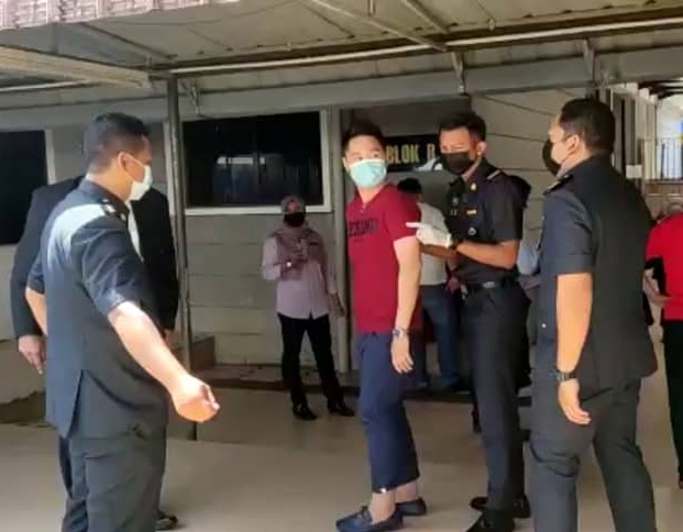 Penjual jersi tiruan didenda RM80,000 - Utusan Malaysia Penjual jersi tiruan didenda RM80,000 - Utusan Malaysia