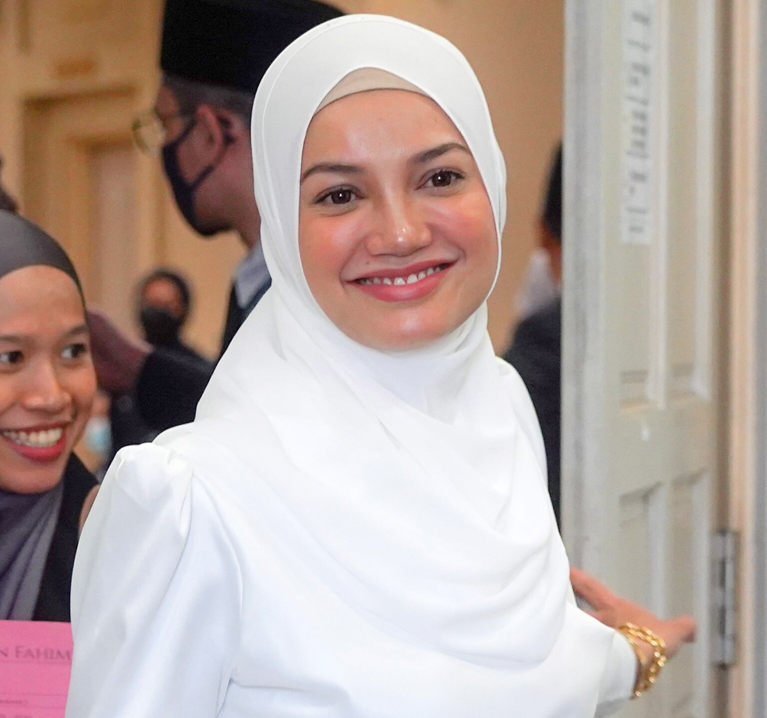 Saman Sarah ke atas Ira, keluarga selesai - Utusan Malaysia