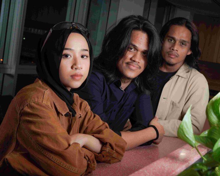 Aziem, Ainina dan Eidi menjawab konflik dengan Warner Music