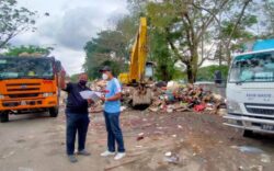 Mohon bantuan lori RORO bantu bersih Taman Sri Muda - Utusan Malaysia