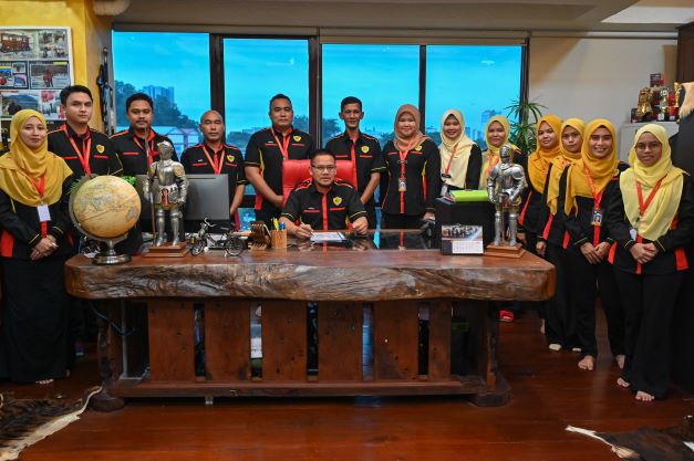 Mohd. Azrul cekal majukan Muaz Force - Utusan Malaysia