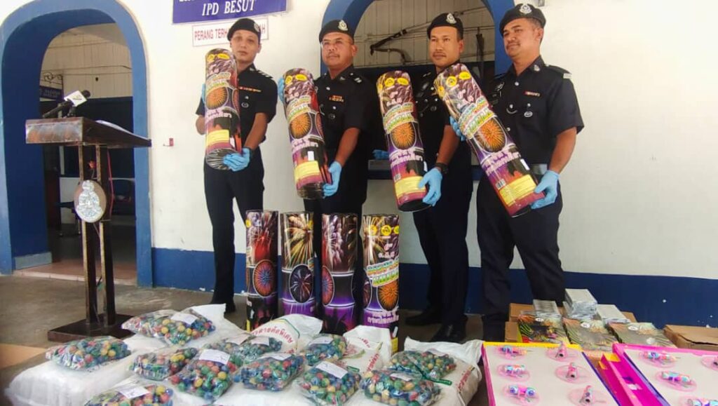 Dua lelaki ditahan ketika leka punggah mercun seludup - Utusan Malaysia