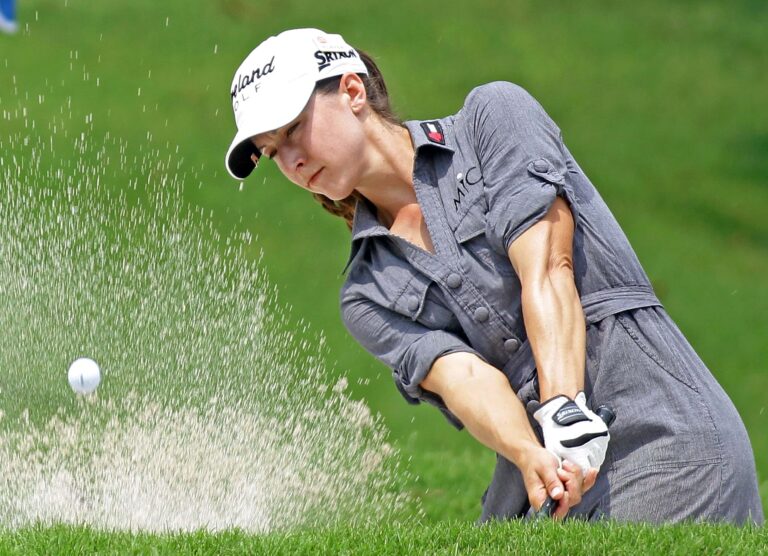 Keindahan aksi dalam sukan golf - Utusan Malaysia