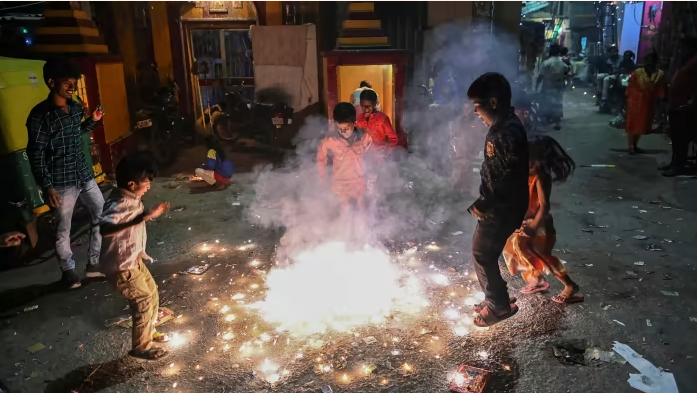 Bakar mercun sempena Deepavali, New Delhi diselubungi asap beracun ...