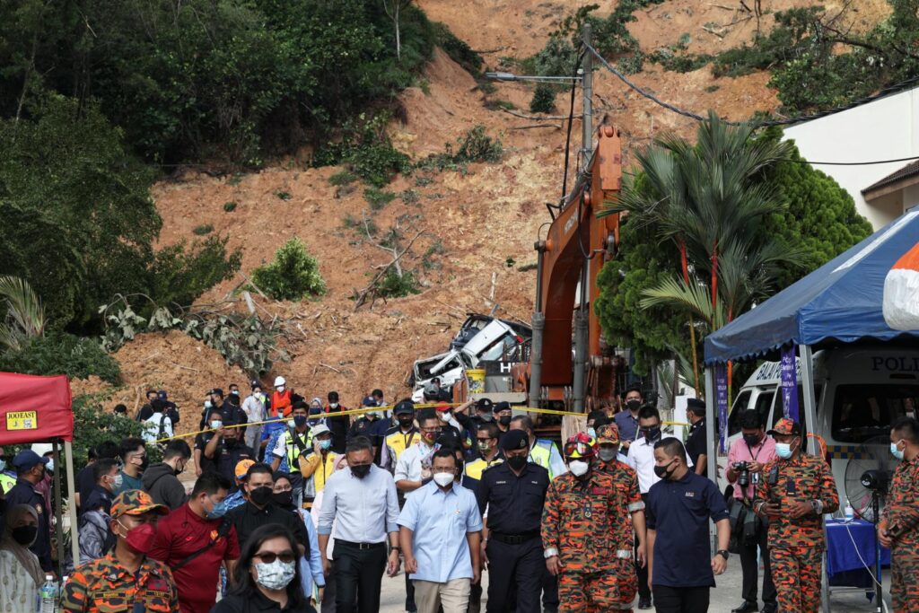 Tanah runtuh di Taman Bukit Permai: Penduduk ketakutan - Utusan Malaysia