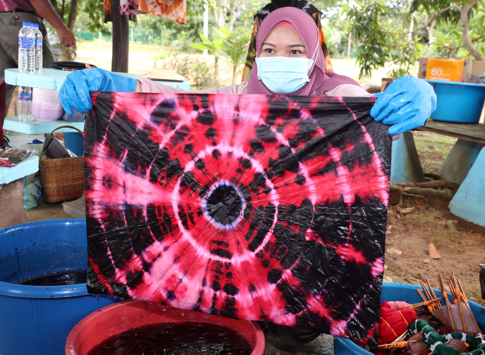 Puas dapat buat sendiri batik ikat celup - Utusan Malaysia