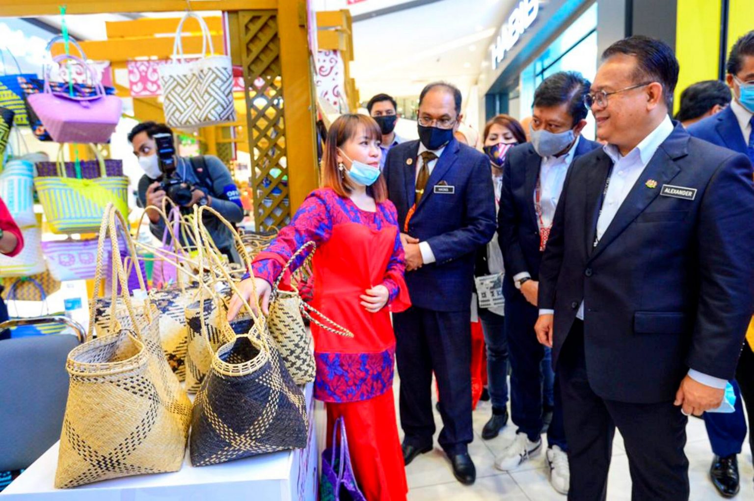 15 peruncit, tiga syarikat e-dagang terlibat KBBM - Utusan Malaysia