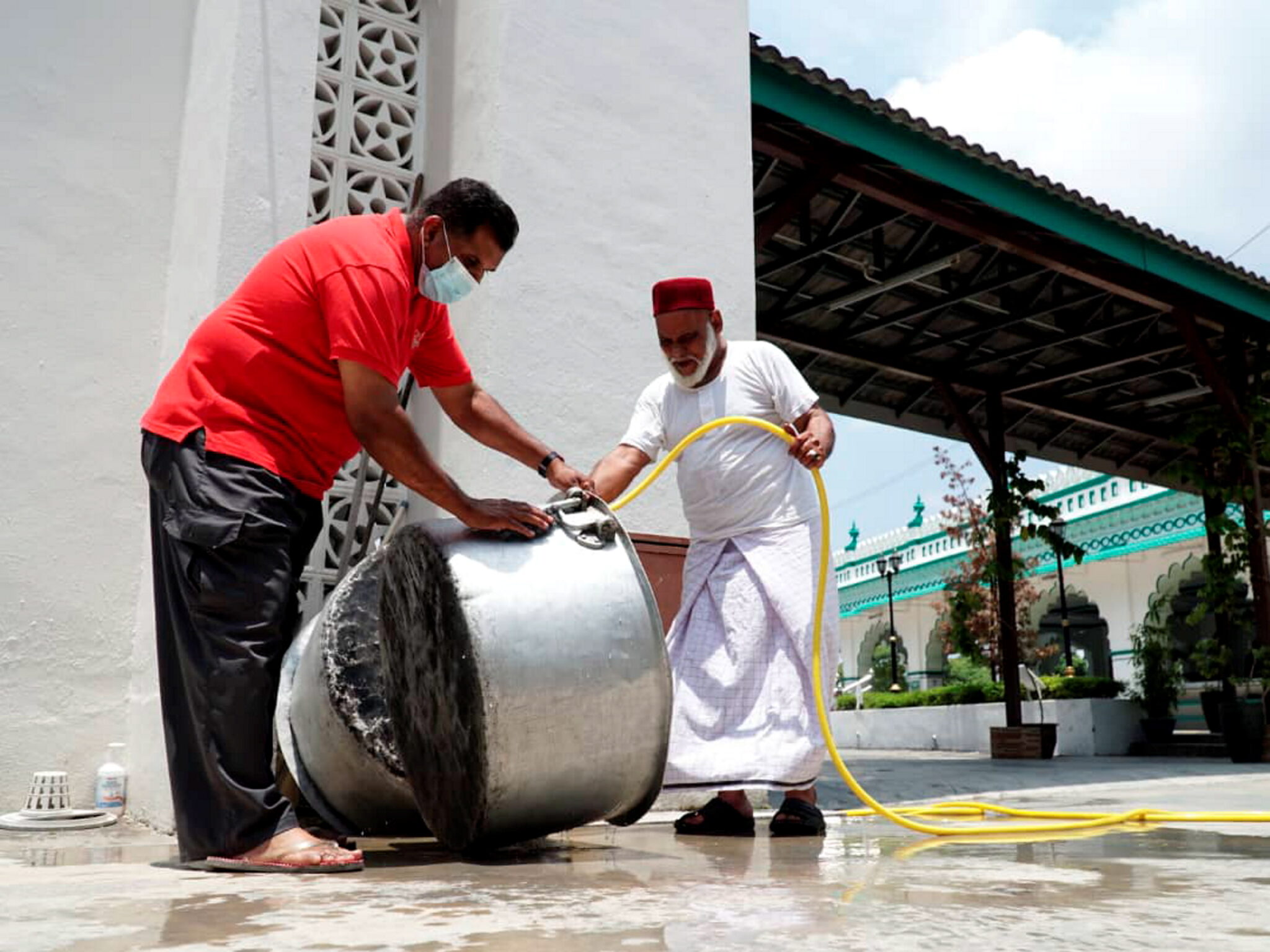 Masak lapan periuk bubur lambuk sehari - Utusan Malaysia