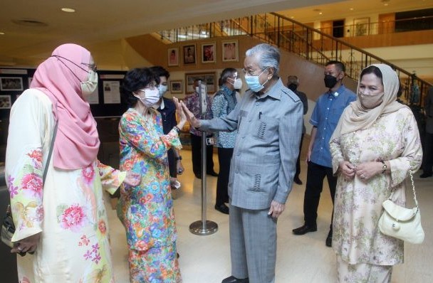 Jangan teruskan rancangan import barangan keperluan - Dr. Mahathir ...