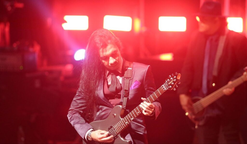 Walau demam, Awie dan Wings tetap gegarkan DFP - Utusan Malaysia