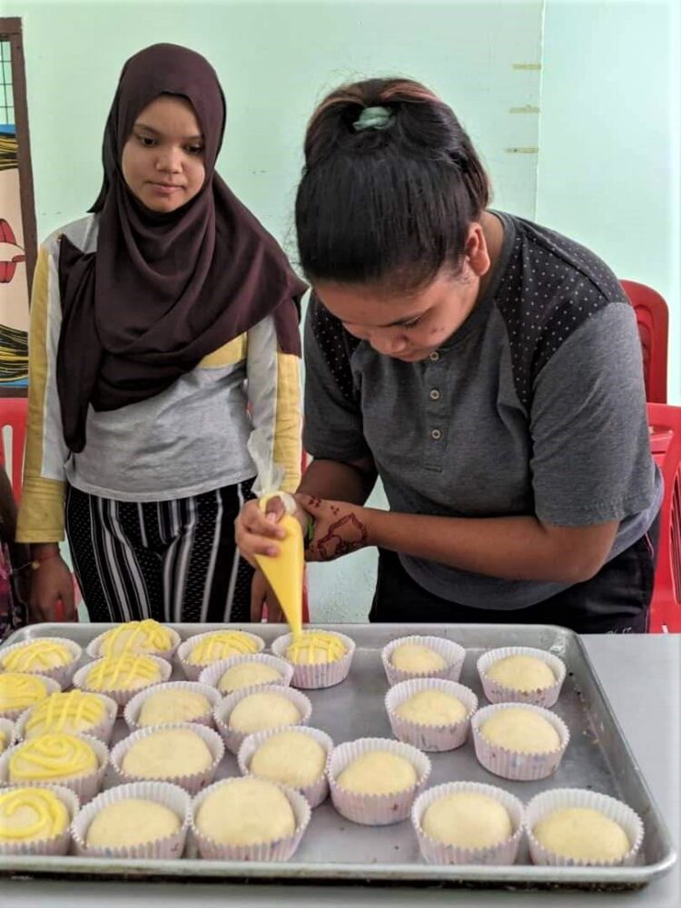 Wanita Temuan belajar buat roti, berniaga dalam talian