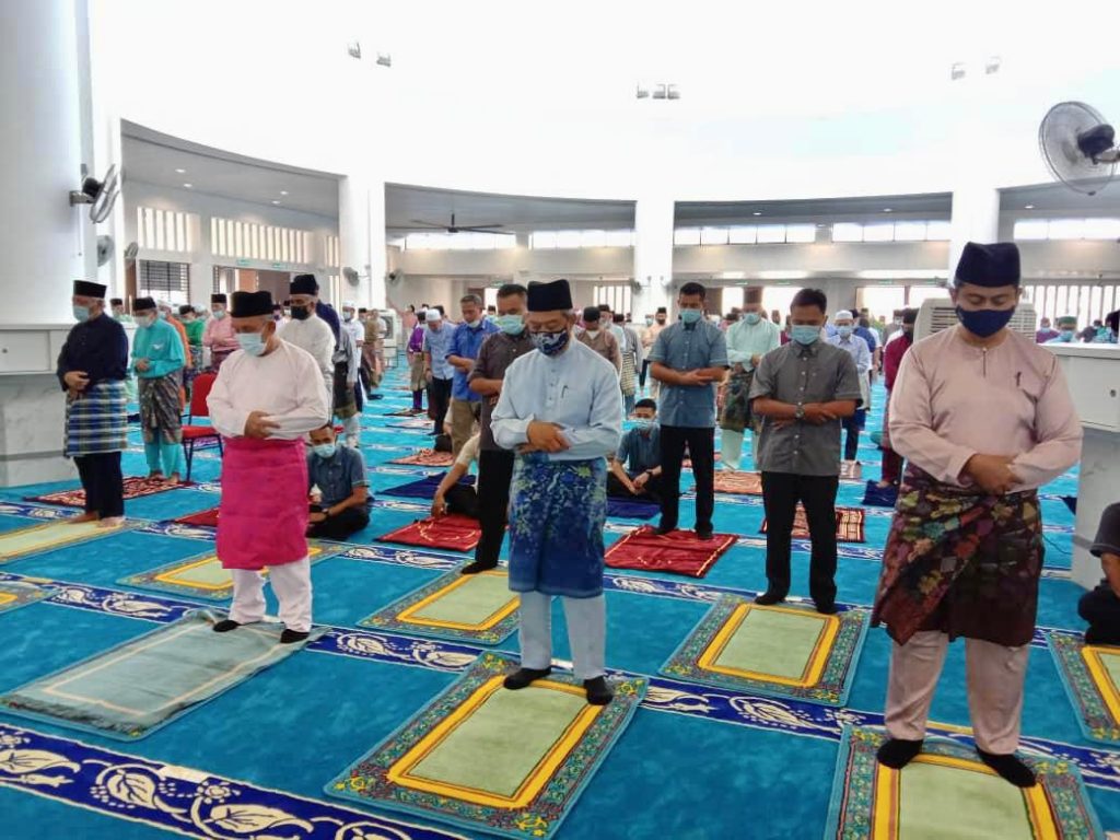 PM tunai solat Jumaat di Masjid Haji Muhammad Yassin - Utusan Malaysia