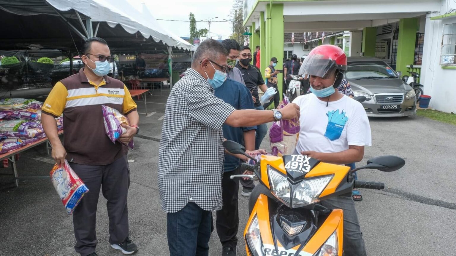 Pengusaha kedai gunting, dandanan rambut terima bantuan - Utusan Malaysia