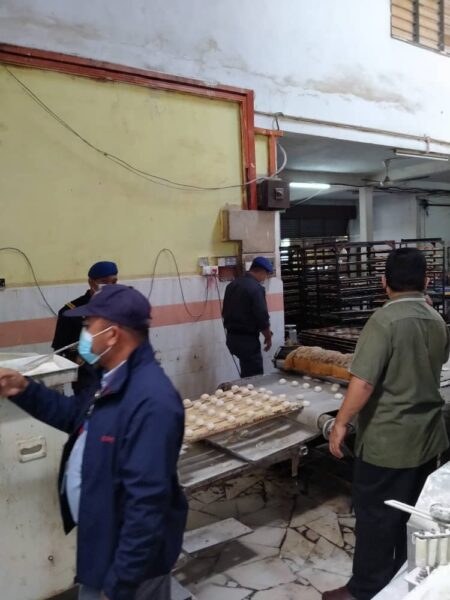 Kilang roti guna logo halal tidak sah diserbu - Utusan Malaysia