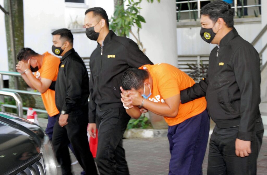 Terima rasuah syarikat lori: Dua pegawai JPJ Selangor direman - Utusan ...