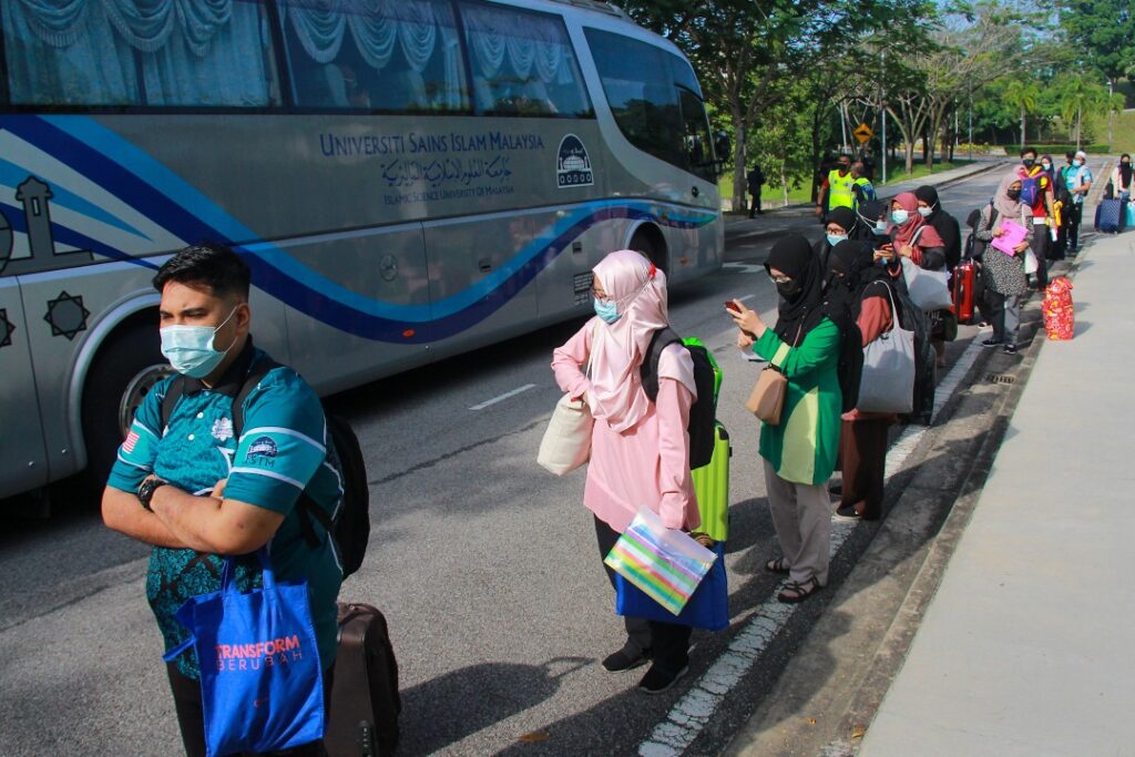 Kumpulan pertama penuntut USIM pulang ke kampung - Utusan Malaysia Kumpulan pertama penuntut USIM pulang ke kampung - Utusan Malaysia