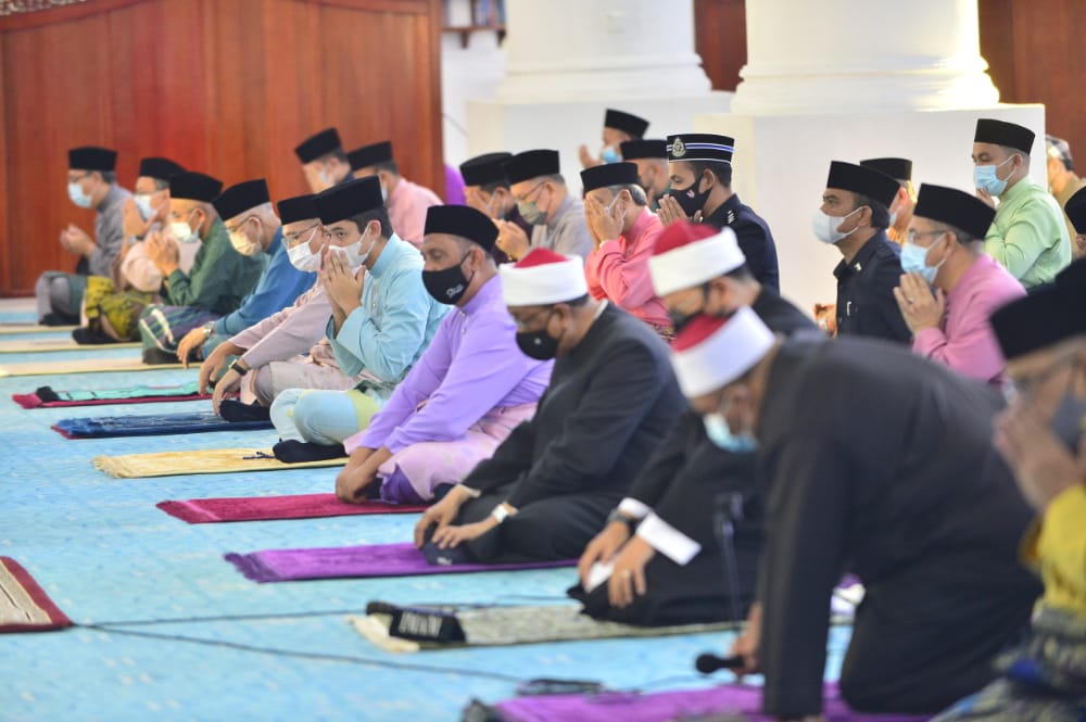 Tengku Hassanal solat Aidilfitri di Masjid Negeri - Utusan Malaysia