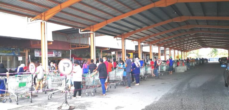 Pasar raya diserbu pelanggan - Utusan Malaysia
