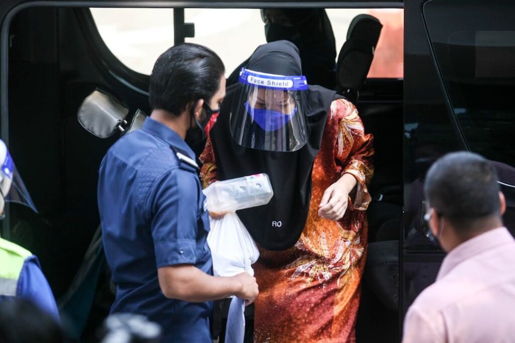 [VIDEO] Persenda ayat al-Quran: Ibu Yati, dua individu mengaku tidak ...