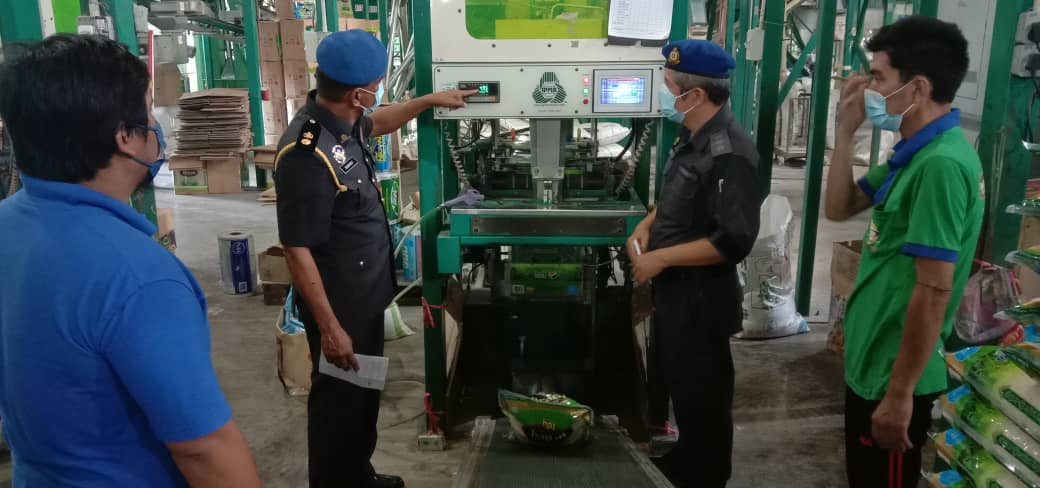 Kilang 'sedut' 40 gram bagi setiap 5kg kampit beras diserbu - Utusan ...