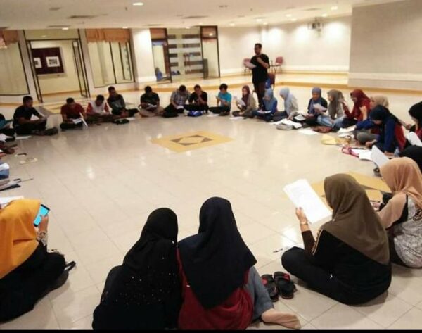 Mengangkat aliran sastera - Utusan Malaysia