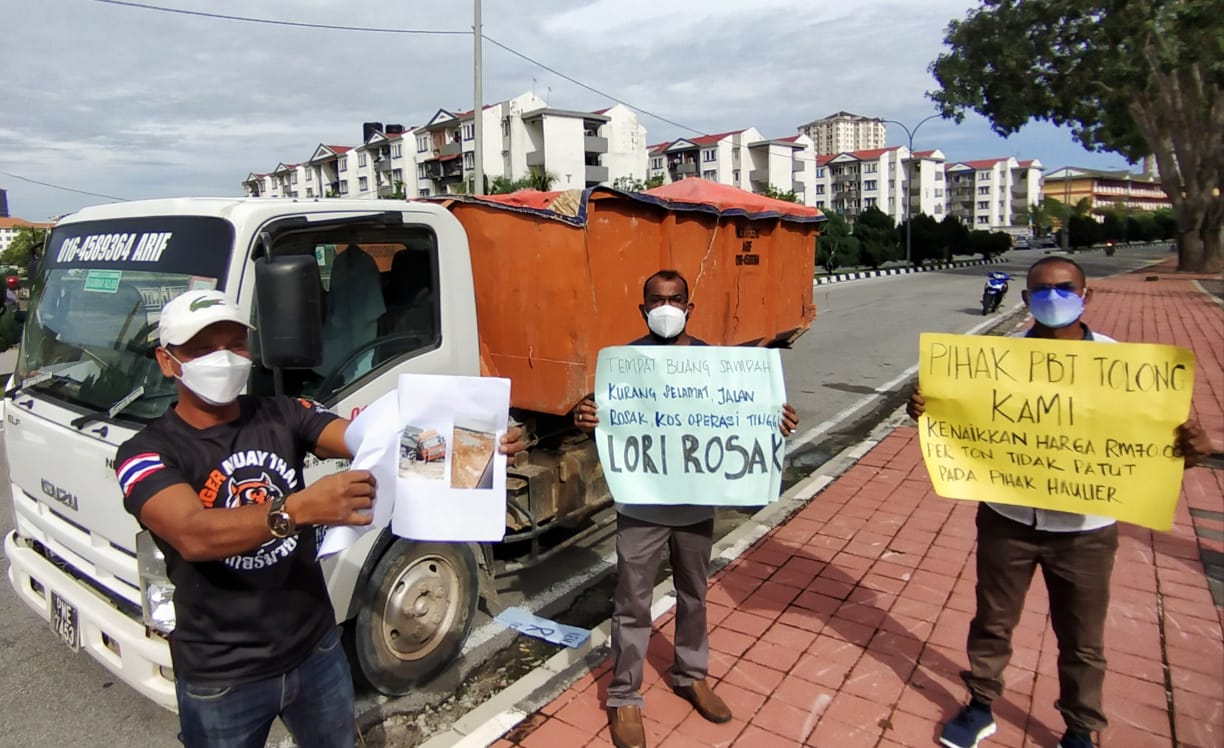 Pengusaha, pemandu lori sampah mogok - Utusan Malaysia